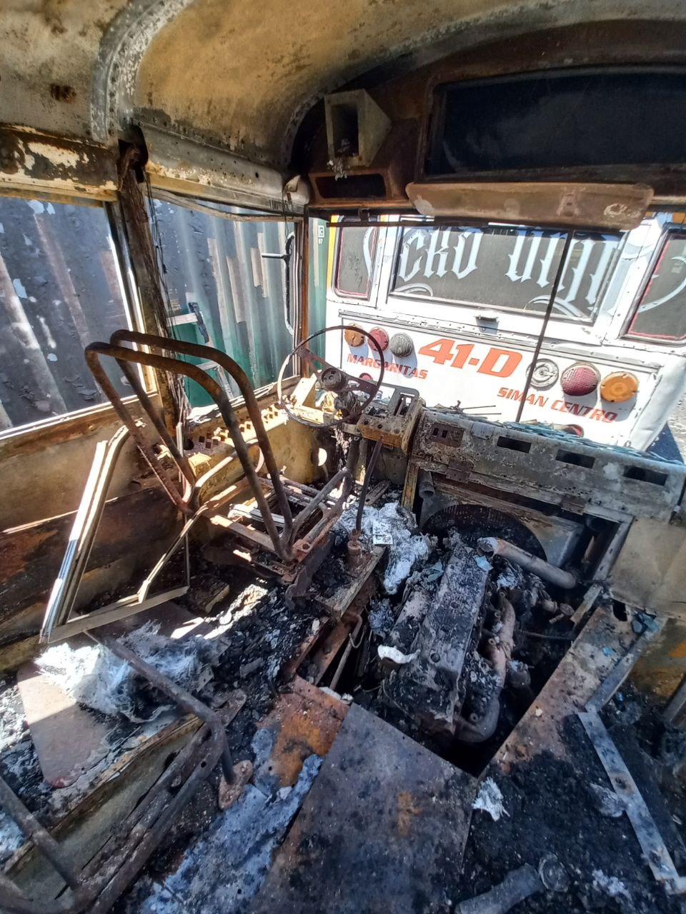 Se quemaron tres buses de la ruta 41-D en Soyapango