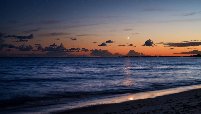¿Cuáles son los riesgos de nadar en la playa durante la noche?