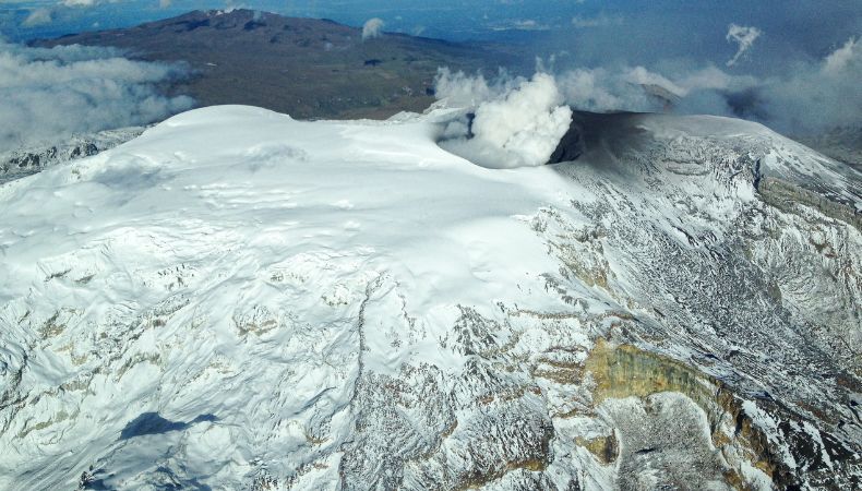 El nivel de riesgo del volcán Nevado del Ruiz se elevó a naranja