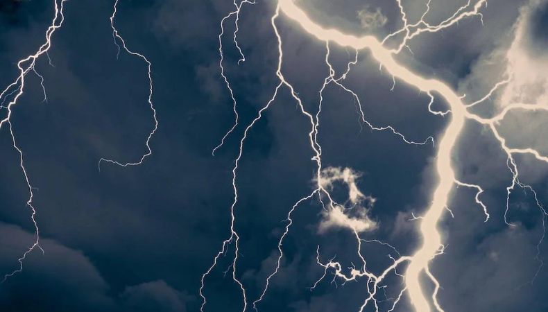 ¿Cuál es la probabilidad de que un rayo impacte a una persona?