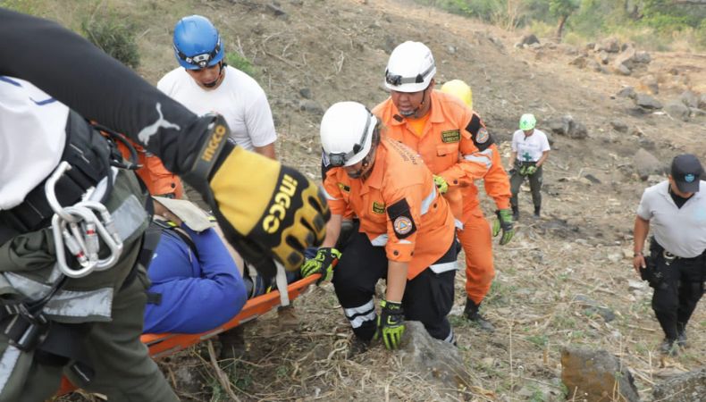 Emergencia: Rescatan a persona que cayó a un barranco