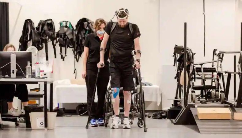 Gert-Jan Oskam vuelve a caminar gracias a un "puente digital"