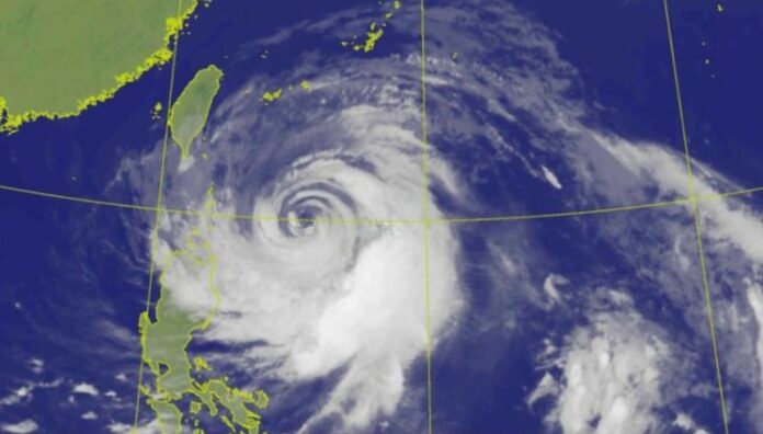 Enormes olas golpean la costa de Taiwán por el tifón Mawar