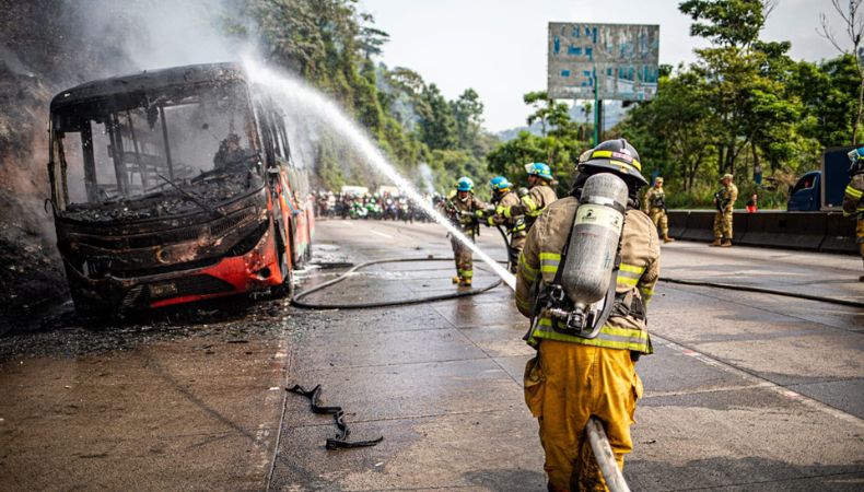 [Controlado] Incendio consumió un bus de la ruta 201