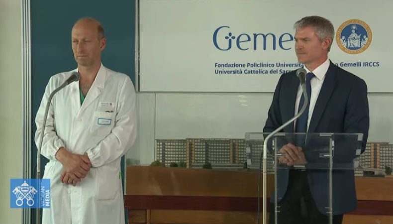“El papa está bien, todo procede muy bien": Sergio Alfieri, cirujano