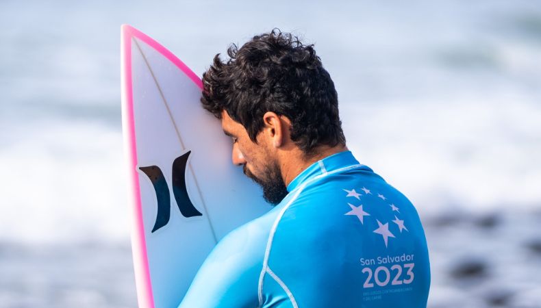 Un Bryan Pérez soberbio sobre las olas avanza de ronda