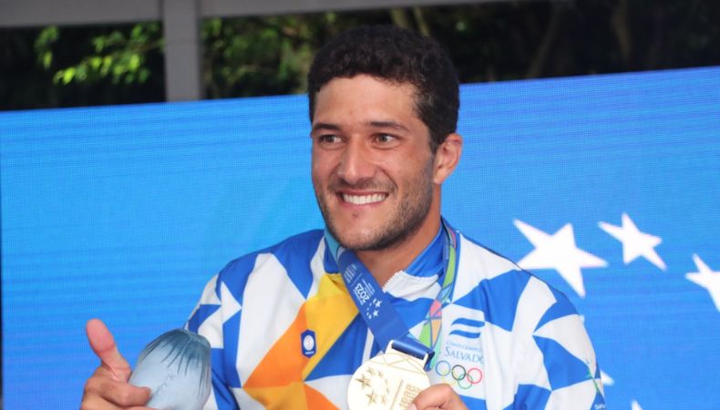 Así fue recibido el oro por el campeón salvadoreño en Vela