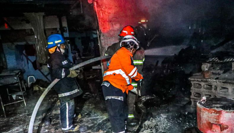 Cuerpo de Bomberos sofocó un incendio estructural en Mejicanos