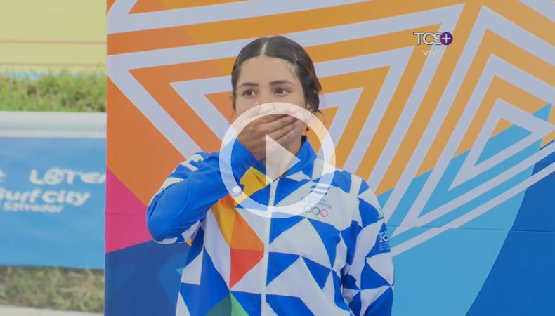 Ivonne Nóchez recibe su medalla