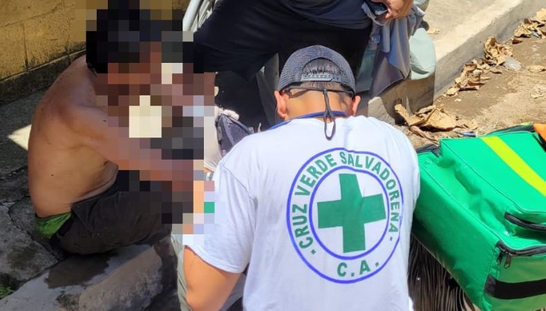 Cruz Verde Salvadoreña atiende a personas picadas por abejas
