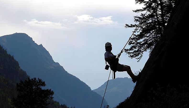 ¡El rapel, un deporte extremo en el cerro de Guazapa!