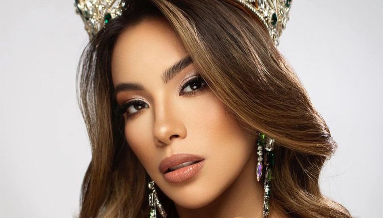 ¡Fátima Calderón sostiene su corona con orgullo!