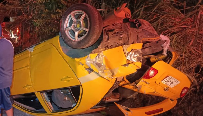 Ahora | Accidente deja un carro volcado en la carretera de Oro