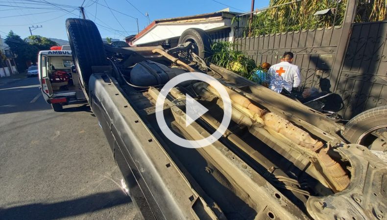 Ahora | Accidente deja carro volcado en Ciudad Merliot