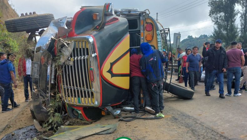 25 heridos luego de que un autobús volcara en Guatemala
