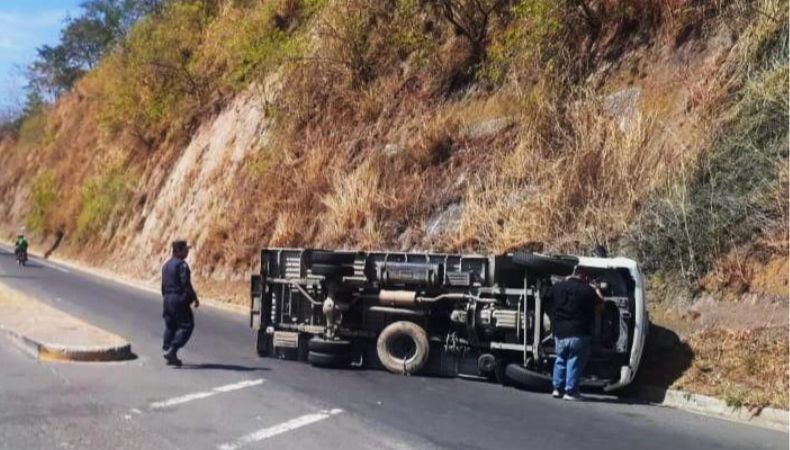 Accidente Camión Volcado En El Ingreso Al Redondel De Apopa