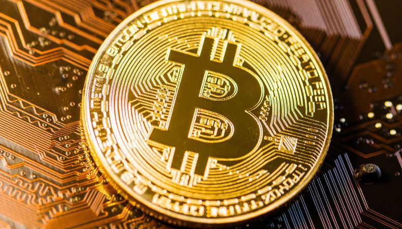 Bitcoin supera los $57,000