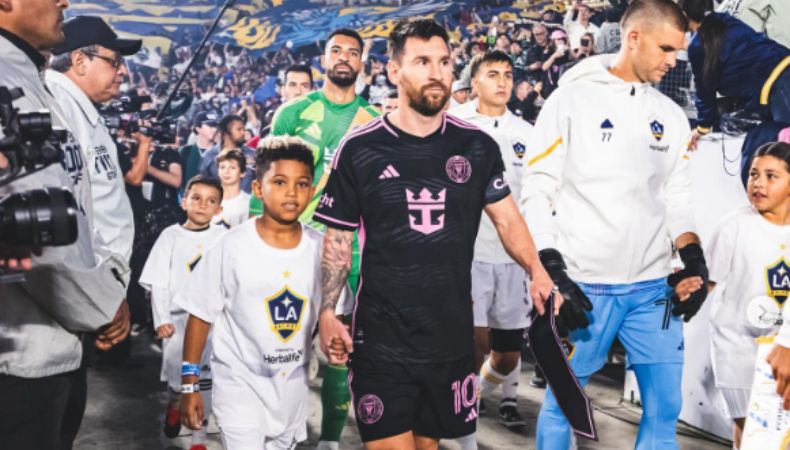 Messi al campo de juego junto al hijo de Kim Kardashian